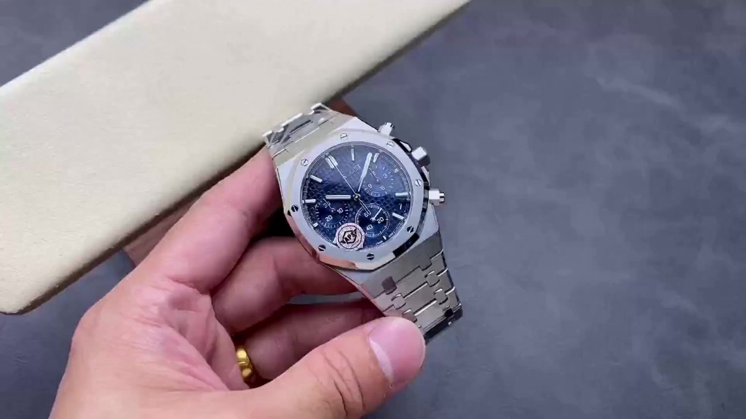 A Closer Look at the AP Royal Oak 26240: Is It the Ultimate Chronograph ...
